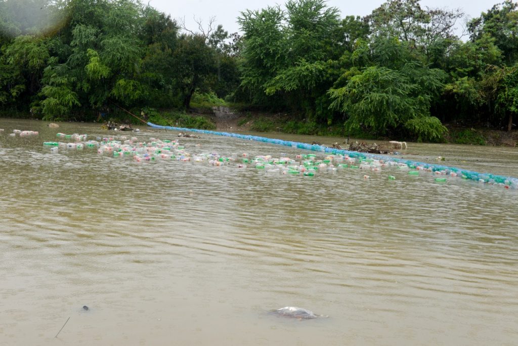 Instalan primera biobarda en Rio Nigua para recolectar desechos sólidos ...