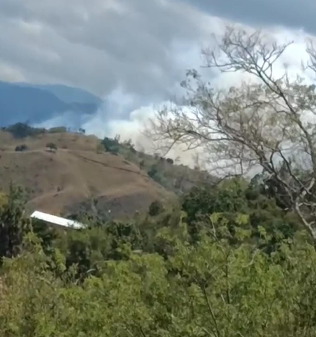 Fuego afecta montañas de Jánico – El Desenlace